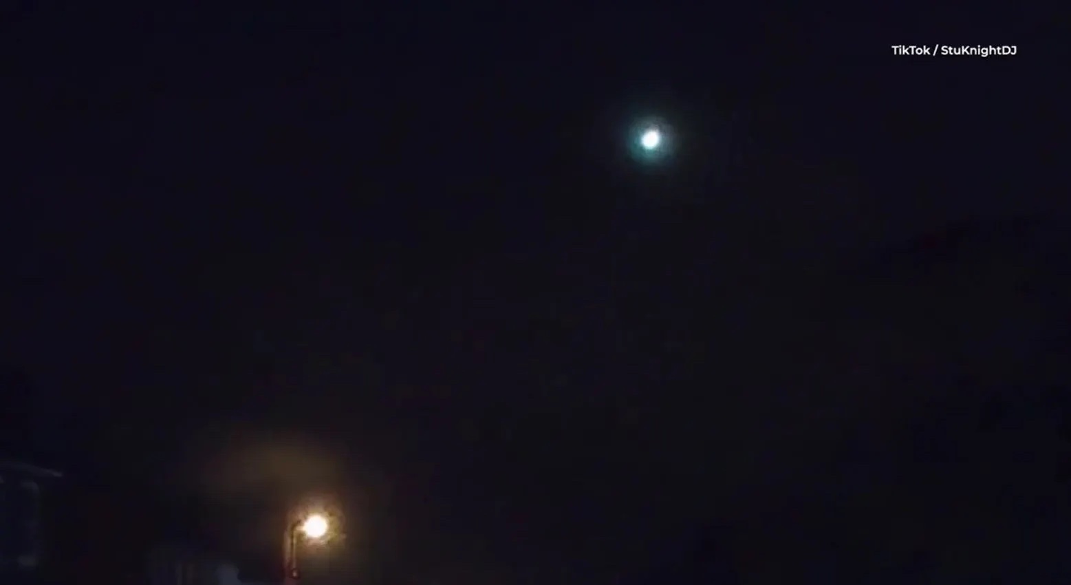 Bright Green ‘Fireball’ Stuns Skywatchers As Meteor Lights Up UK Skies ...