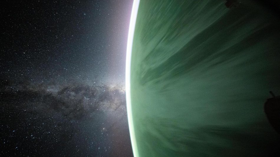 Christmas in Space: NASA, ESA & Astronaut Best Holiday Astrophotos ...
