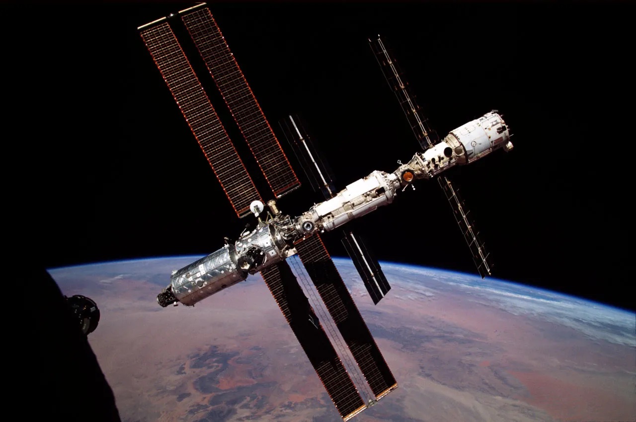 No "ISS 2.0": NASA Changes Course on Commercial Space Station Future ...